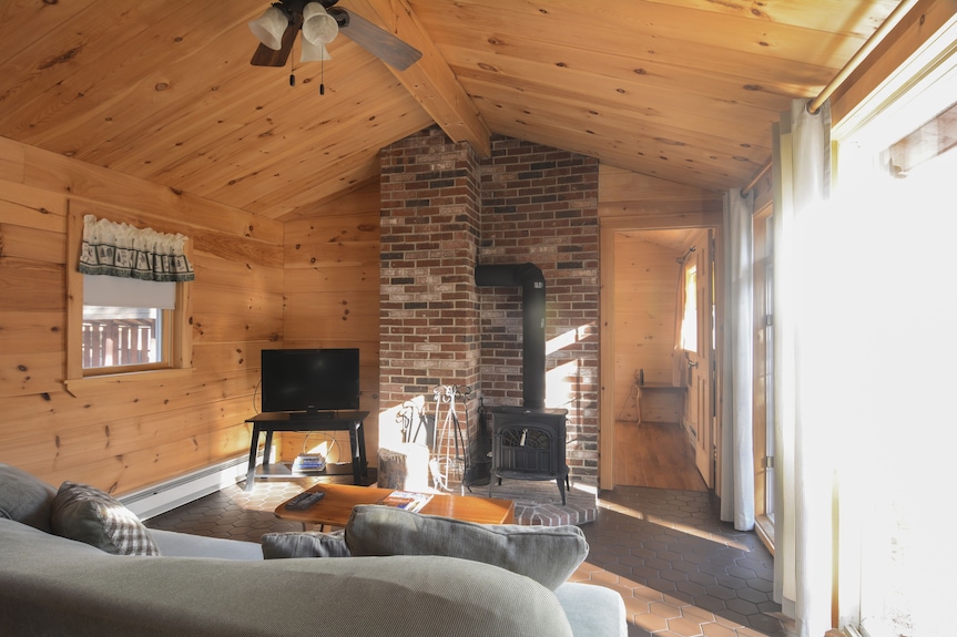 Newly Renovated Rustic Cabin - New Hampshire (State)
