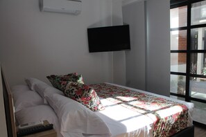Suite Júnior, 1 cama king-size | Minibar, com decoração personalizada, com mobília individualizada 