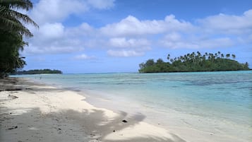 Perto da praia, praia de areia branca, espreguiçadeiras