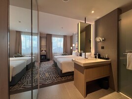 Quarto Deluxe, 2 camas individuais | 1 quarto, cofre no quarto, cortinas/cortinados opacos 