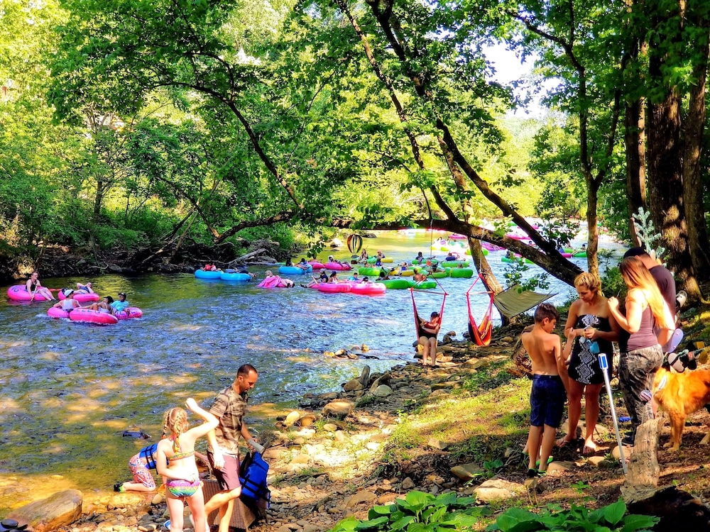 Bear Creek Lodge And Cabins In Helen Ga - Pet Friendly, River On Property, Walking Distance To Downtown Helen - Helen, GA