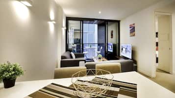 Apartamento Deluxe, 2 quartos | Sala de estar | Smart TV