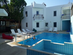 Piscina externa, guarda-sóis, espreguiçadeiras