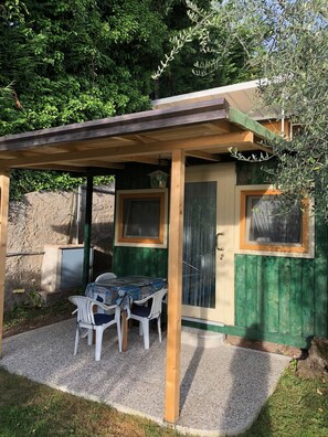 Bangalô básico, 1 quarto, banheiro compartilhado (3 pax) | Terraço/pátio