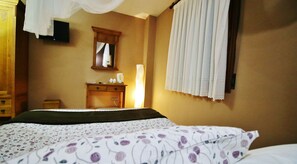 Quarto casal standard, para fumantes | Escrivaninha, Wi-Fi de cortesia, roupa de cama