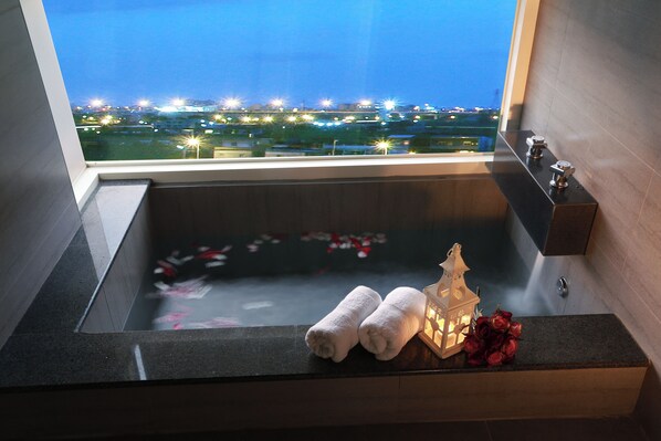 Quarto casal com design assinado | Banheiro | Banheiras de fontes termais, chuveiro com efeito de chuva