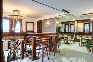 Este bar no lobby do hotel 