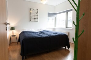 Apartamento, 2 quartos (1st floor) | Secretária adequada para computadores portáteis 