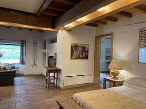 Quarto Duplo, vista para o rio, no rés do chão | Com decoração personalizada, com mobília individualizada, secretária