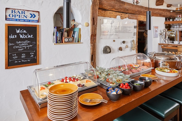 Pequeno-almoço tipo buffet diário (19.9 EUR por pessoa)