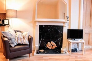 Apartamento, 1 quarto | Sala | Televisor 