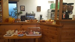 Pequeno-almoço tipo buffet diário mediante uma taxa 