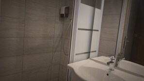 Quarto Duplo Comfort, casa de banho anexa | Cortinas/cortinados opacos, Wi-fi grátis 