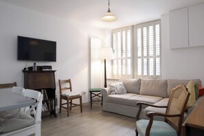 Apartamento (1 Bedroom) | Sala | Televisor