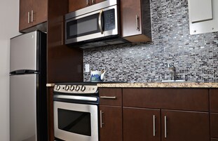 Geladeira grande, micro-ondas, fogão, cooktop