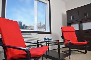 Estúdio, banheiro privativo | Área de estar | TV de tela plana 32 polegadas com canais via satélite, smart TV