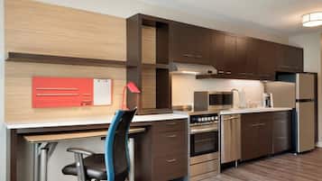 Geladeira, micro-ondas, cooktop, lava-louças