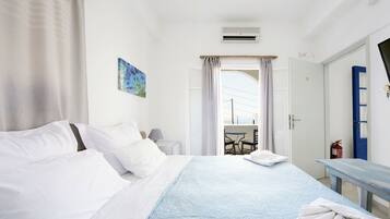 Quarto Duplo Superior, vista para o mar | Minibar, secretária, ferro/tábua de engomar, Wi-fi grátis