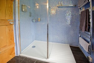 Casa de Campo, 3 quartos | Casa de banho | Um polibã, um chuveiro fixo, artigos de higiene pessoal grátis 