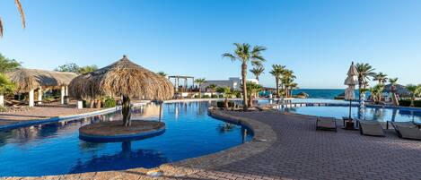 Piscina exterior, guarda-sóis, espreguiçadeiras