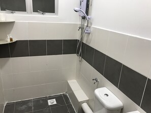 Casa de banho com sanita, bidé e zona de duche.