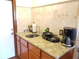 Suite-Estúdio Básica, 1 cama queen-size, kitchenette | Kitchenette privada | Um frigorífico, um micro-ondas, uma cafeteira/bule 