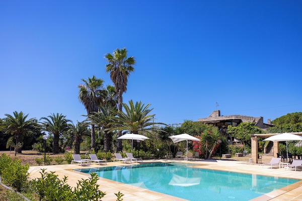 Piscina externa sazonal, guarda-sóis, espreguiçadeiras