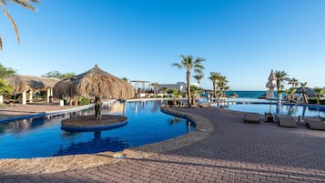 Piscina exterior, guarda-sóis, espreguiçadeiras