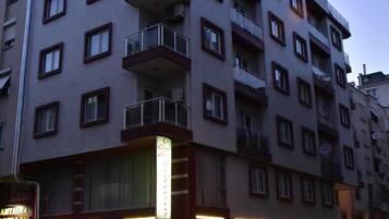 Fachada do alojamento (tarde/noite)