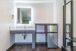 Quarto, 1 cama king-size | Lavatório na casa de banho