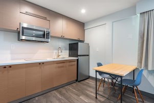 Quarto, kitchenette | Cozinha privada | Um micro-ondas no espaço comum