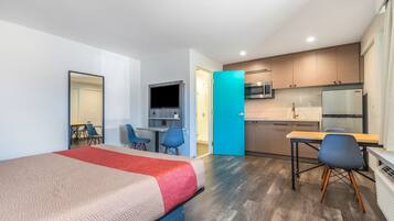 Quarto, kitchenette | Cofre com capacidade para portátil, secretária