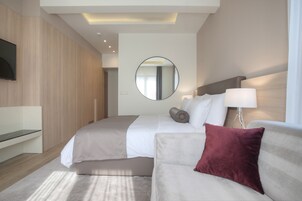 Quarto casal ou duplo superior, sacada | Roupas de cama antialérgicas, cofres nos quartos, escrivaninha