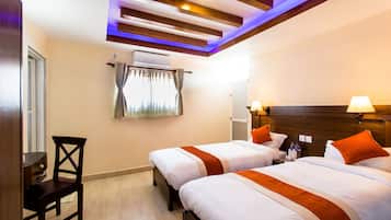 Escrivaninha, quartos à prova de som, Wi-Fi de cortesia, roupa de cama