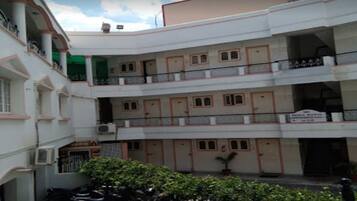 Fachada do alojamento (tarde/noite)