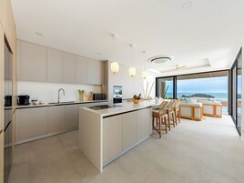 Vila design | Cozinha privada | Geladeira grande, micro-ondas, fogão, cooktop