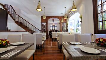 Pequenos-almoços, almoços, jantares servidos, cozinha internacional