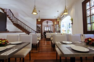 Pequenos-almoços, almoços, jantares servidos, cozinha internacional 