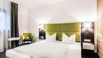 Edredões de penas, minibar, cofre no quarto, secretária