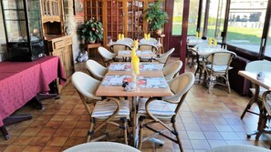 Pequeno-almoço tipo buffet diário (14 EUR por pessoa)