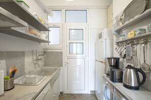 Apartamento, 2 quartos | Cozinha privada | Um frigorífico, um micro-ondas, um forno, uma placa de cozinha 