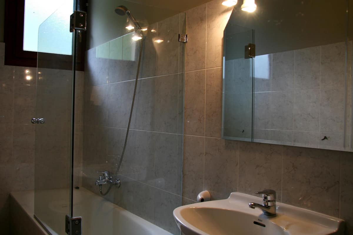 Casa de banho | Artigos de higiene pessoal grátis, um secador de cabelo