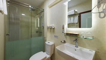 Quarto Triplo Deluxe, varanda, Vista para a cidade | Casa de banho | Um polibã, um chuveiro fixo, produtos de higiene exclusivos