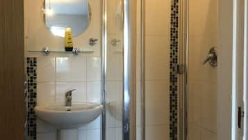 Uma combinação polibã/banheira, toalhas fornecidas