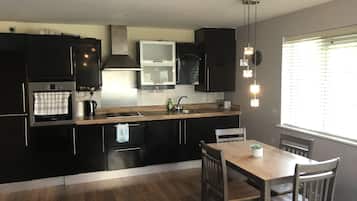 Um frigorífico, um micro-ondas, um forno, uma placa de cozinha