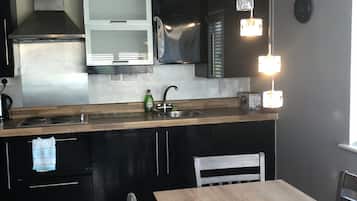 Um frigorífico, um micro-ondas, um forno, uma placa de cozinha