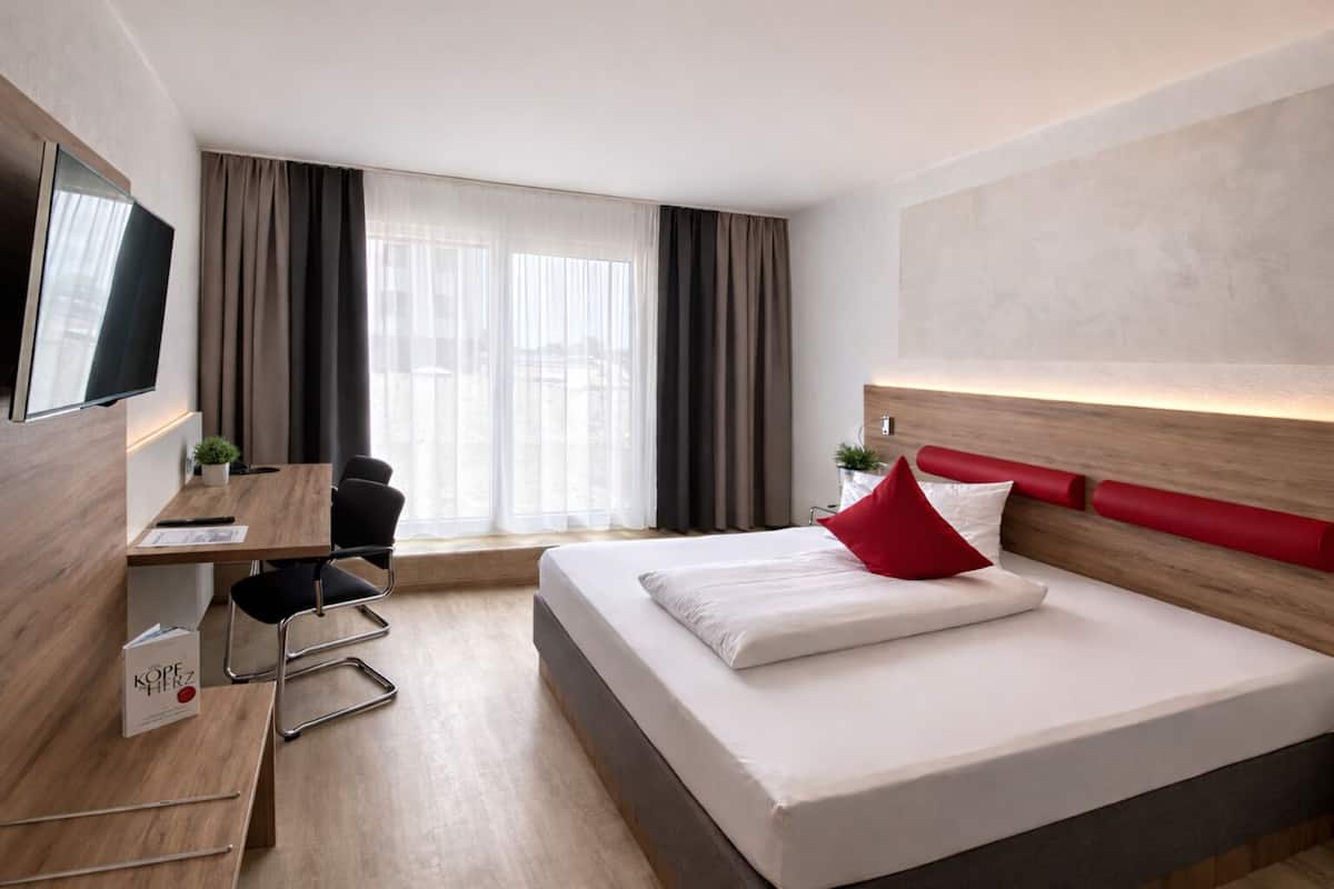 Roupas de cama antialérgicas, cofres nos quartos, escrivaninha