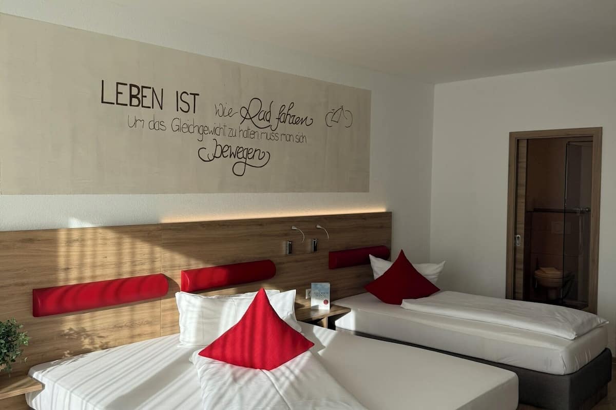 Roupas de cama antialérgicas, cofres nos quartos, escrivaninha