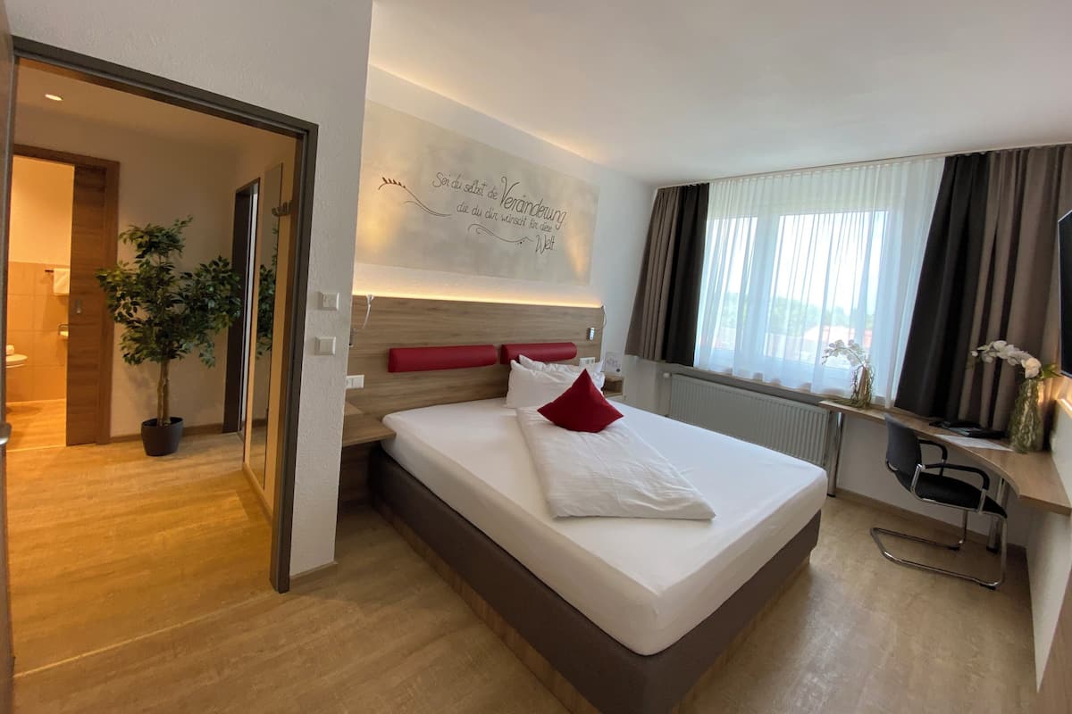 Quarto, 2 quartos | Roupas de cama antialérgicas, cofres nos quartos, escrivaninha