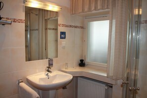 Quarto casal | Pia do banheiro